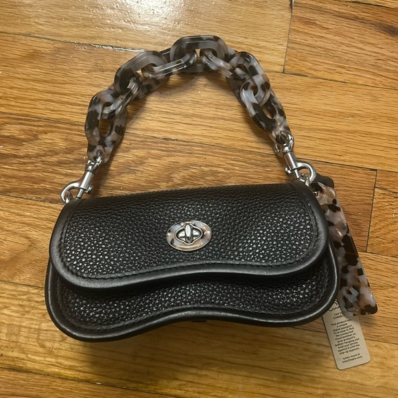 Coach | Bags | Coach Wavy Mini Dinky Crossbody Bag Black Coachtopia ...